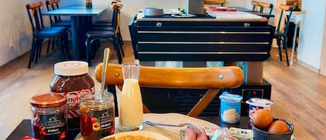 Pequeno-almoço tipo buffet diário (10 EUR por pessoa)