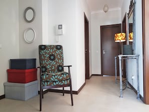 Apartamento (2 Bedrooms) | Sala de estar | TV de ecrã plano