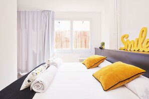 Quarto Duplo, varanda | Cortinas/cortinados opacos, Wi-fi grátis, roupa de cama fornecida 