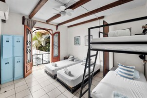 Standard Room (Quad), Private Bathroom | Roupas de cama premium, Wi-Fi de cortesia