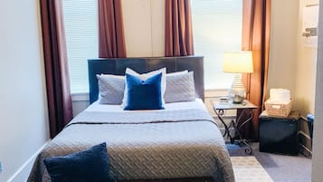 Quarto Standard, 1 cama queen-size, casa de banho partilhada | 1 quarto, roupa de alta qualidade, com decoração personalizada