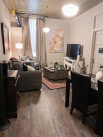 Quarto superluxo, 1 cama Queen, banheiro privativo | Área de estar | TV de tela plana, Netflix, Hulu, serviços de streaming