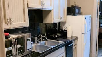 Quarto Individual de Luxo, 1 cama king-size, casa de banho privativa | Cozinha privada | Um frigorífico, um micro-ondas, um forno, uma placa de cozinha
