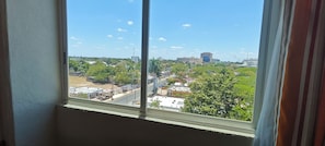 Quarto casal superior, ar-condicionado, vista para a cidade | Cofres nos quartos, escrivaninha, espaço de trabalho para notebook