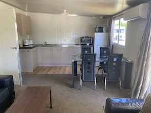 Apartamento, 2 quartos | Cozinha privada | Um frigorífico, um micro-ondas no espaço comum 
