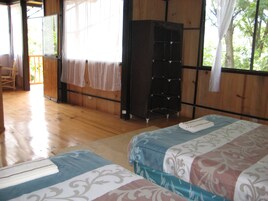 Cabana de Madeira Familiar, vista parcial para o lago, junto ao lago | Camas desdobráveis, Wi-fi grátis, roupa de cama fornecida 
