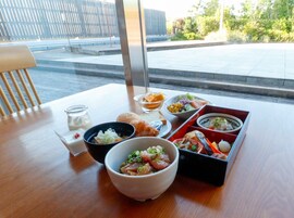 Pequeno-almoço tipo buffet diário mediante uma taxa 