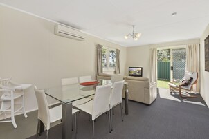 Casa de Campo Comfort, 2 quartos | Sala de estar | TV de ecrã plano, leitor de DVD, ténis de mesa