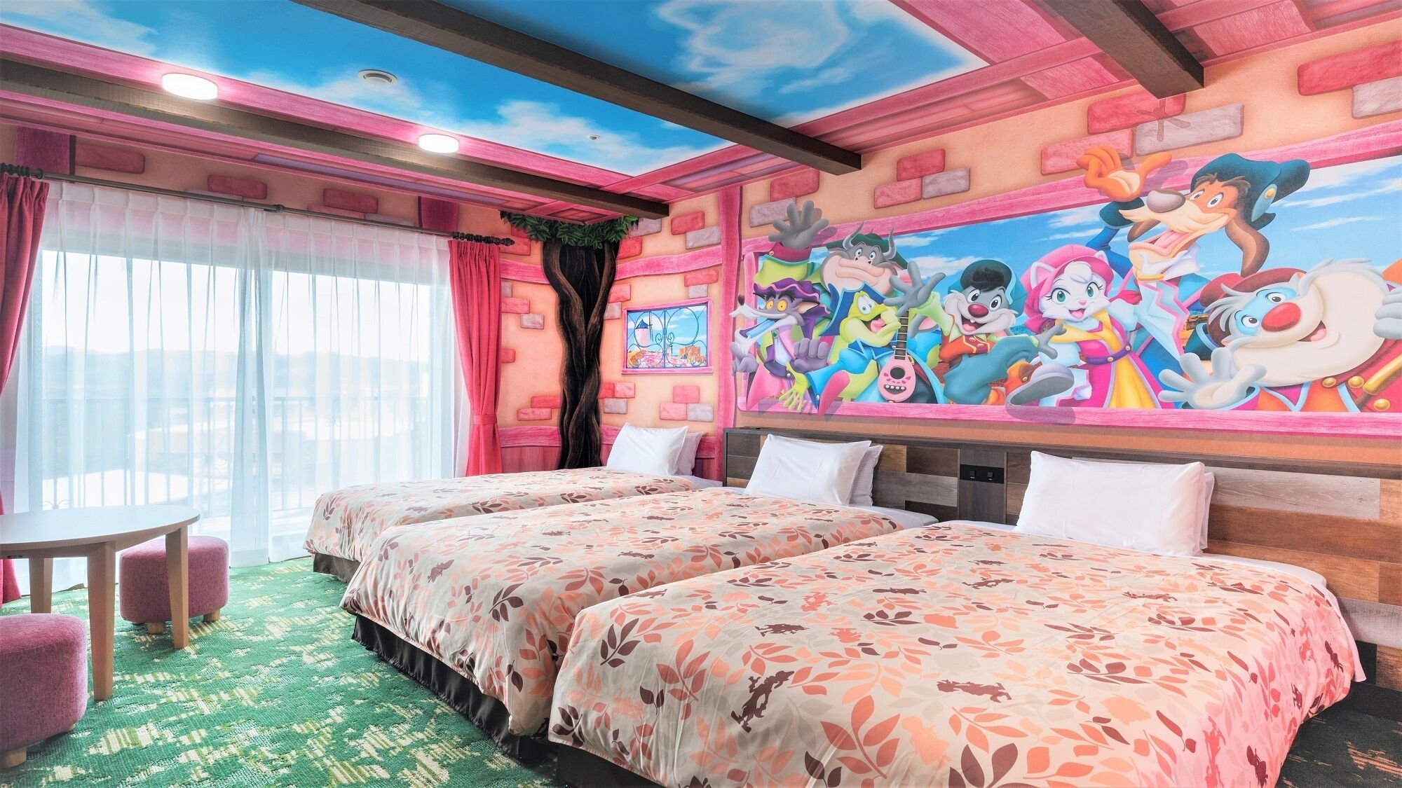 Quarto de hotel com duas camas, um mural grande e vista para o exterior.