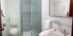 Quarto Quádruplo | Casa de banho | Artigos de higiene pessoal grátis, um secador de cabelo, um bidé 