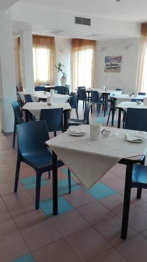 Café da manhã com buffet grátis todos os dias