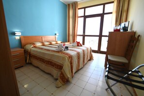 CAMERA TRIPLA ECONOMY VISTA MARE | Secretária, roupa de cama fornecida 