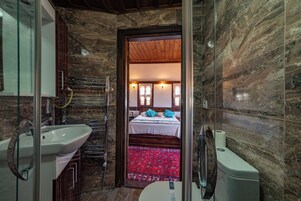 Quarto Duplo Standard, vista para a montanha | Casa de banho | Um polibã, artigos de higiene pessoal grátis, um secador de cabelo 