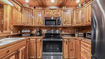 Cabine, 3 quartos | Cozinha privada | Um frigorífico, um micro-ondas, um forno, uma cafeteira/bule