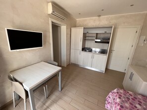 Apartamento Panorâmico em Condomínio Fechado, 1 quarto, vista para o mar | Sala de estar | Televisor de ecrã plano de 30 polegadas com canais por cabo, televisor 