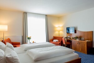 Roupas de cama premium, frigobar, cofres nos quartos, escrivaninha
