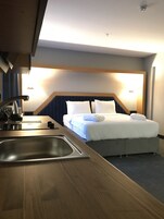 Suite Júnior, varanda | Kitchenette privada | Uma chaleira elétrica 