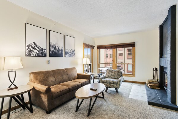 Perfectly Located 1br - Steps To Ski & Apres Fun - Sleeps 4 1 Bedroom Condo By Redawning - Breckenridge, CO