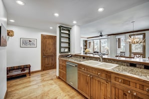 Apartamento em Condomínio Fechado, 1 quarto | Cozinha privada | Um frigorífico/congelador grande, um micro-ondas, um forno