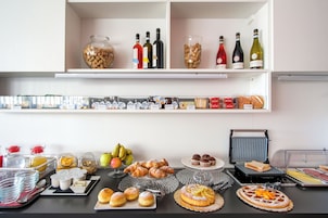Café da manhã com buffet grátis todos os dias