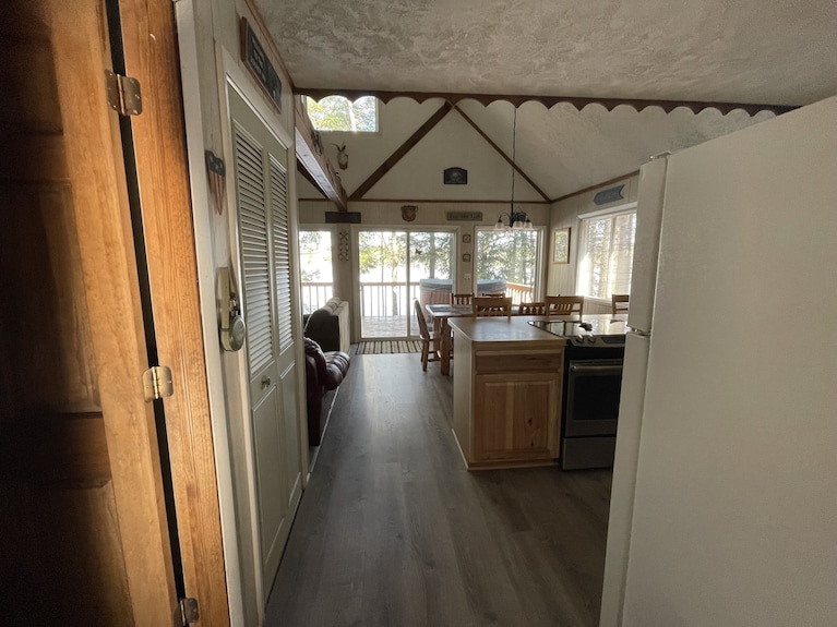 Sunset Beach Chalet W / Outdoor Hot Tub Aan Lake Arrowhead! Kajaks, Wi-fi, Zwembad! - Michigan