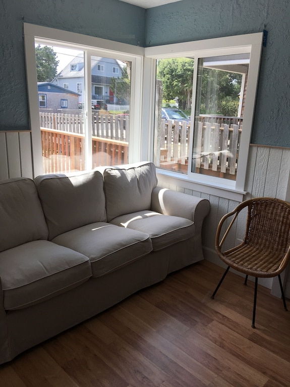 Bright! 1.5 Blocks To Beach - Light Filled House (3 Bedroom Plus Den) - Seaside, OR