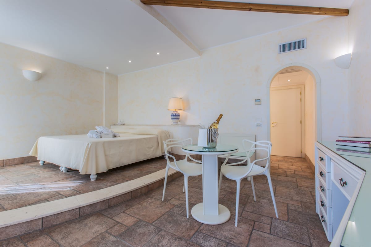 Quarto casal luxo | Frigobar, cofres nos quartos, escrivaninha, Wi-Fi de cortesia