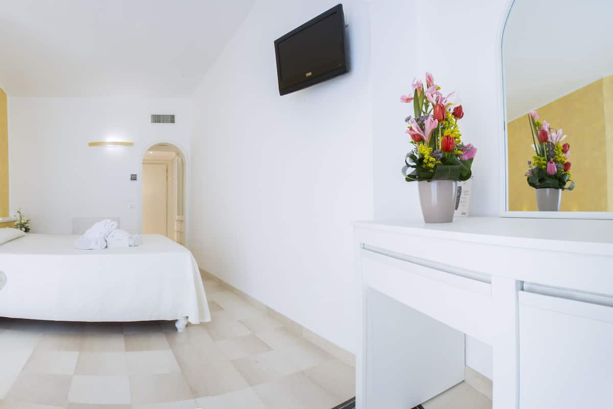 Frigobar, cofres nos quartos, escrivaninha, Wi-Fi de cortesia