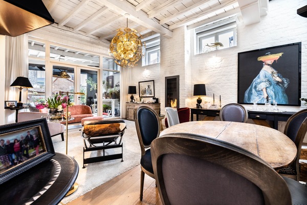 TV de ecrã plano, livros