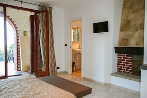 Roupa de alta qualidade, minibar, cofre no quarto, secretária