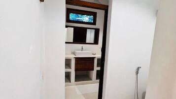 Quarto casal | Banheiro | Chuveiro, secador de cabelo, toalhas de banho