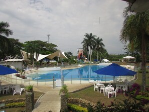 4 piscinas exteriores, guarda-sóis, espreguiçadeiras 