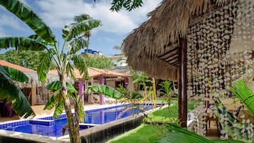 Piscina externa, espreguiçadeiras