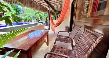 Quarto | Minibar, secretária, cortinas/cortinados opacos, ferro/tábua de engomar 