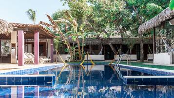 Piscina externa, espreguiçadeiras