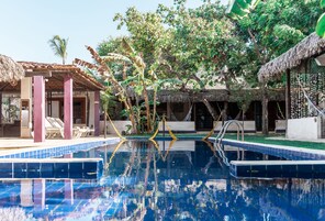 Piscina externa, espreguiçadeiras
