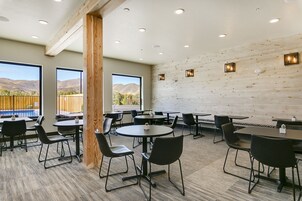 Café da manhã com buffet grátis todos os dias