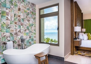 Three Bedroom Ocean Front | Casa de banho | Um polibã e uma banheira separados, um chuveiro fixo 