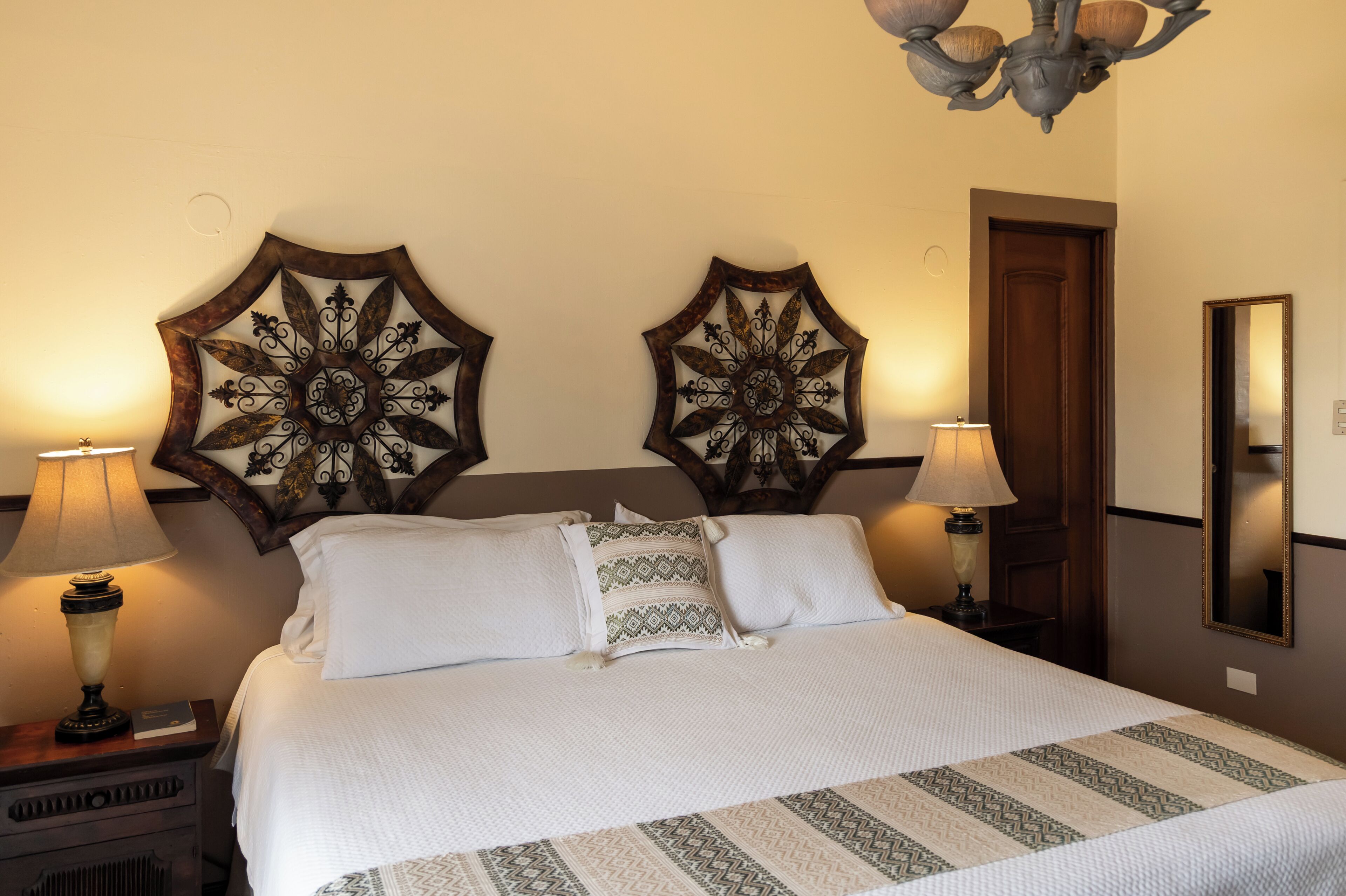 Quarto Duplo Deluxe, 1 cama king-size, casa de banho privativa | Secretária, ferro/tábua de engomar, berços/camas para crianças grátis 