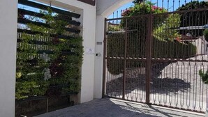 Entrada de um edifício com uma placa indicando
