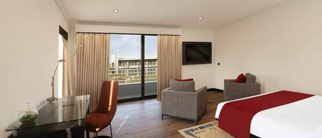 Quarto de hotel com uma cama, duas poltronas, uma secretária com cadeira, televisão na parede e varanda com cortinas.