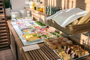 Café da manhã com buffet grátis todos os dias