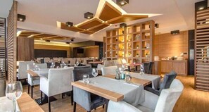 Pequenos-almoços servidos, cozinha local e internacional