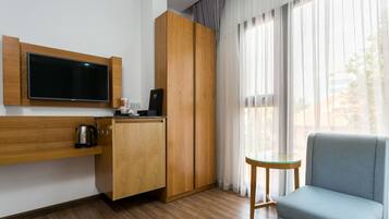 Quarto casal luxo (with Window) | Escrivaninha, Wi-Fi de cortesia, roupa de cama