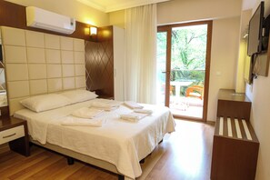 Quarto Duplo Standard | Minibar, cofre no quarto, secretária, berços/camas para crianças grátis