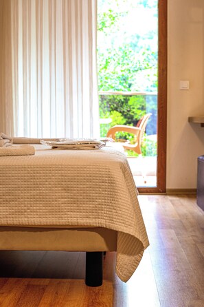 Quarto Duplo Standard | Minibar, cofre no quarto, secretária, berços/camas para crianças grátis