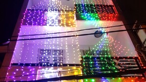 Um edifício com vários andares, cada um decorado com luzes coloridas.