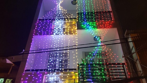Um edifício com luzes LED coloridas e uma placa em formato de estrela no topo.
