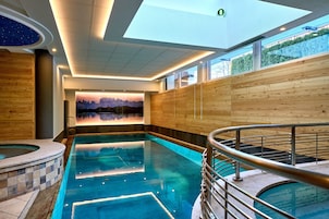 Piscina interna, espreguiçadeiras