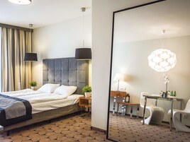 Apartamento, 1 cama king-size, não fumadores (Sand Hotel  201) | 1 quarto, roupa de alta qualidade, secretária, ferro/tábua de engomar 